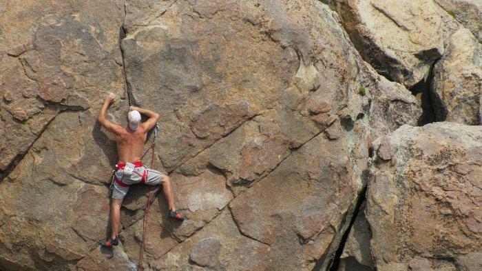 7 Tempat Panjat Tebing Terbaik di Indonesia, dari Tebing Pantai Siung ...