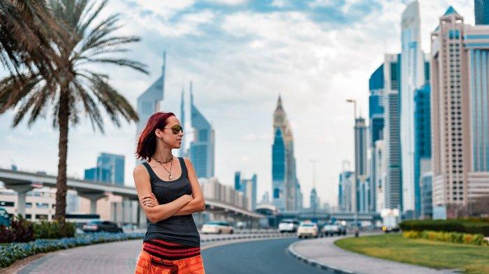 Tips Mengambil Foto Diri saat Solo Traveling, Gunakan Tripod hingga ...