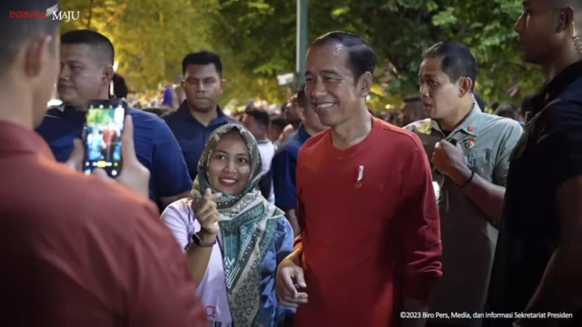 Jokowi Malam Mingguan di Malioboro Jogja, Wisatawan Berebut Foto Bareng ...