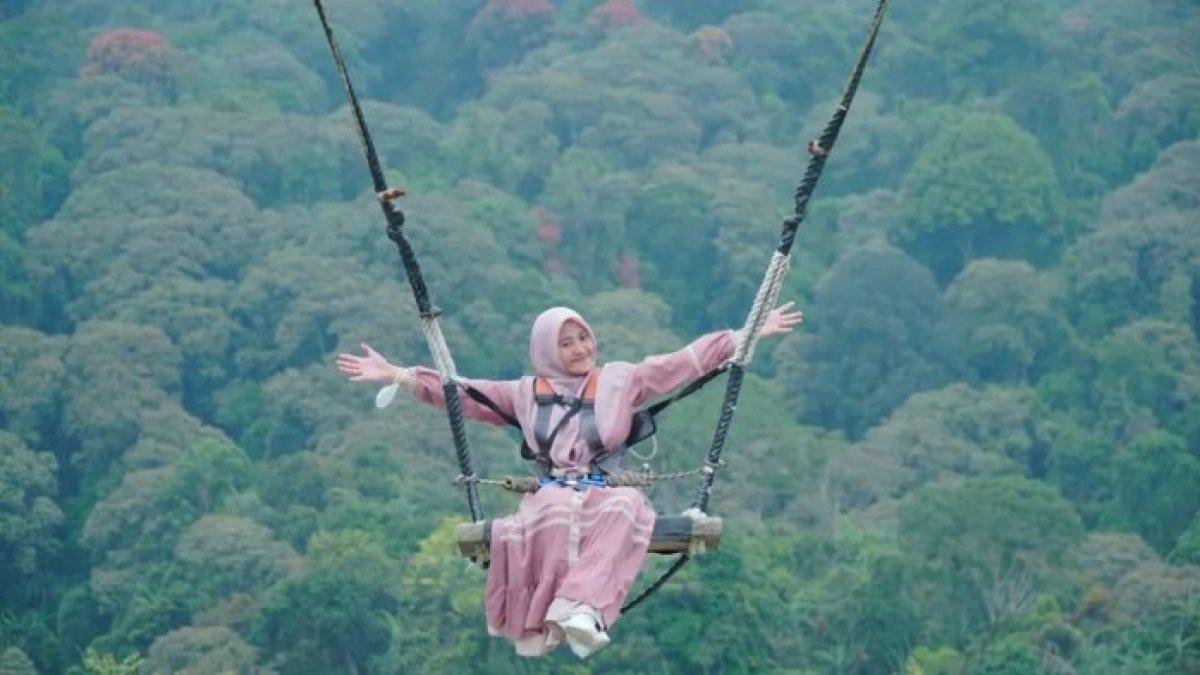 Harga Tiket Masuk Kamodjan Fillage Garut yang Viral, Punya Wahana Ayunan di Atas Ketinggian ...