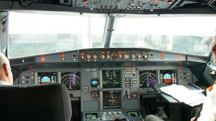 Selain Pilot, Orang-orang Inilah yang Boleh Masuk Kokpit Pesawat ...