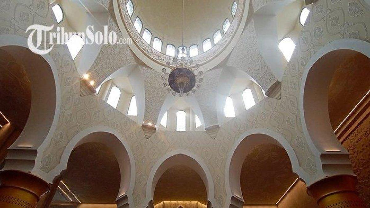 Potret Megahnya Interior Masjid Raya Sheikh Zayed di Solo yang ...