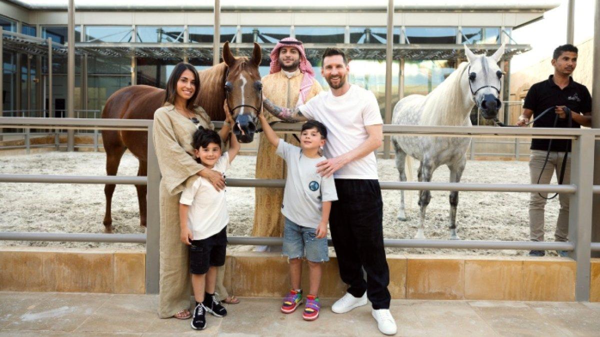 Foto-foto Lionel Messi Liburan ke Arab Saudi, Ajak Anak Beri Makan ...