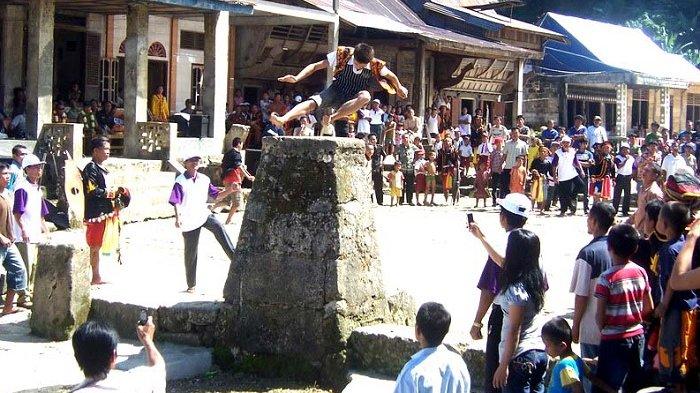 Uniknya Hombo Batu, Tradisi Lompat Batu Setinggi 2 Meter di Kepulauan ...