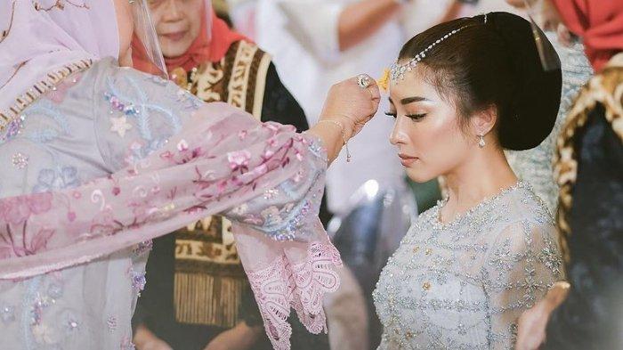 Sebelum Resmi Menikah Nikita Willy Jalani Tradisi Minangkabau Malam ...