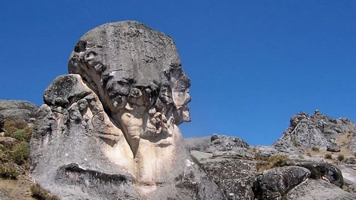 Keren! Patung di Pegunungan Andes Ini Terbentuk Secara Alami, Begini ...
