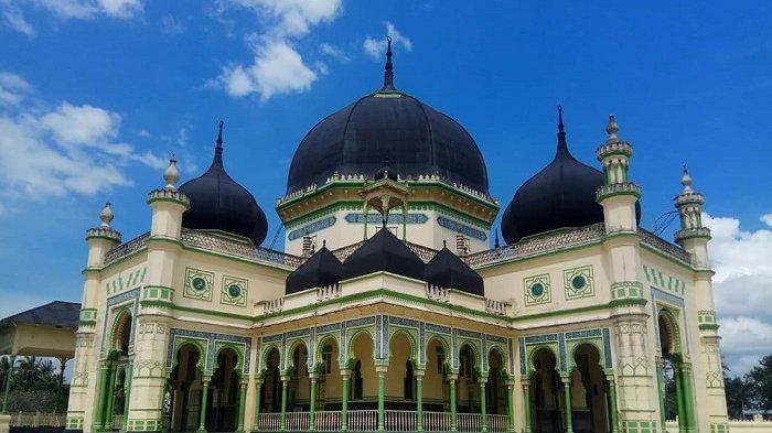 Wisata Religi ke Masjid Azizi, Bangunan Bersejarah Peninggalan ...