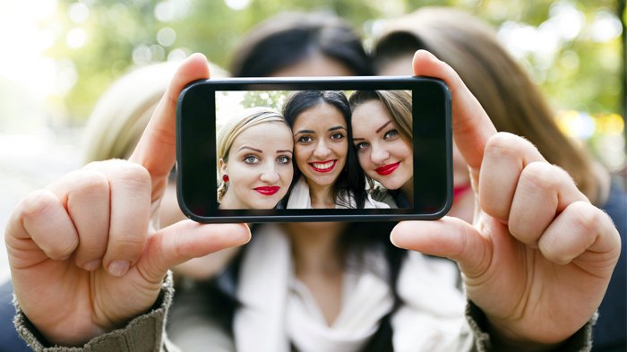 Mitos Foto Bertiga di Berbagai Negara, Benarkah yang Tengah Akan ...