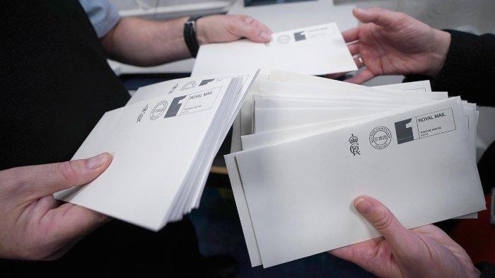 Raja Charles III Tetapkan Monogram Baru Gantikan Ratu Elizabeth II ...