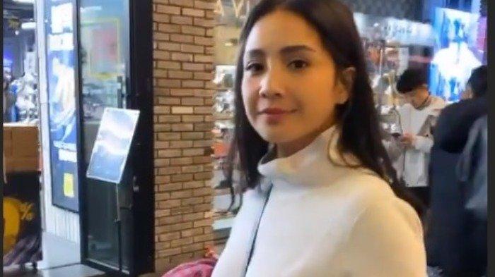 Liburan Artis - Liburan ke Korea Selatan, Raffi Ahmad dan Nagita Slavina Berburu Jajanan Street ...