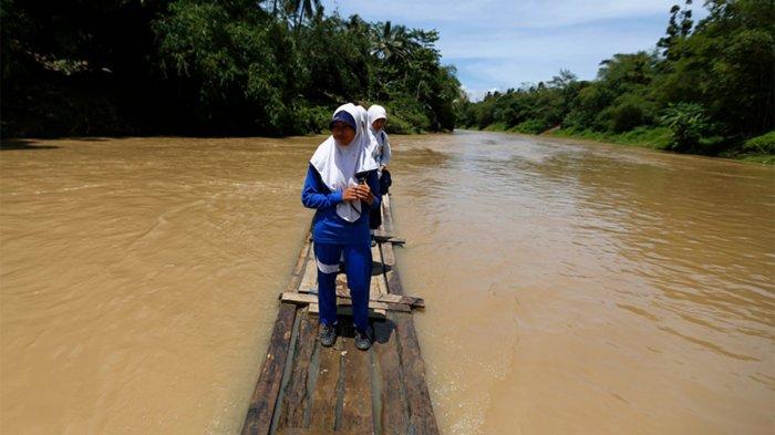 5 Potret Perjalanan ke Sekolah Paling Berbahaya di Indonesia, Ada yang ...