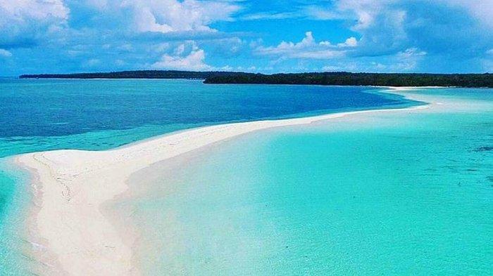 4 Pantai Unik di Indonesia, Buatmu Seolah Berjalan di Laut Terbelah ...