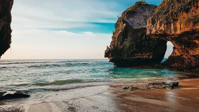 Pantai Suluban, Destinasi Pantai Nan Eksotis Bali Lokasinya Tersembunyi di Balik Tebing Karang ...