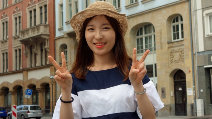 Foto dengan Pose Jari 'Peace' Ternyata Bikin Bocor Data Diri, Benarkah ...