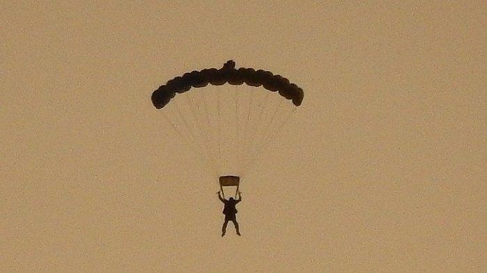 Tabrakan di Udara, Penerjun Payung Legendaris Tewas Usai Parasut Gagal ...