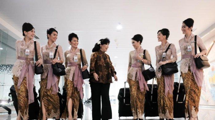 Potret Seragam Pramugari Garuda Indonesia dari Tahun 1949 hingga ...