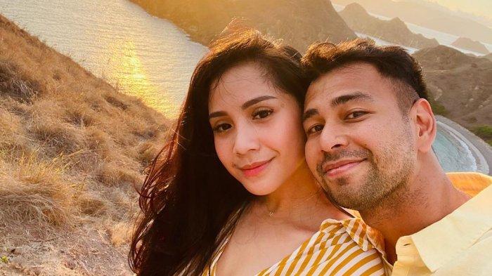 Liburan Artis - Pose Mesra Raffi Ahmad dan Nagita Slavina Nikmati Sunset di Pulau Padar Labuan ...