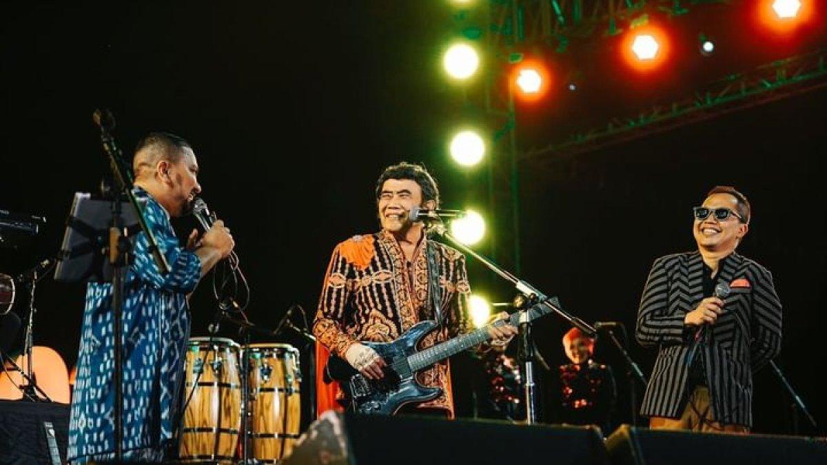 Rhoma Irama Goyang Panggung Prambanan Jazz 2023, Duet Bareng Trio Lestari - Tribun Travel