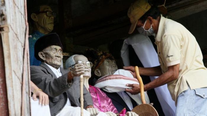 Ritual Ma'nene Tana Toraja - Horor! Jasad Dibangkitkan dari Peti ...