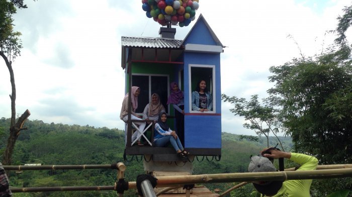 Spot Foto Kekinian di Semarang, Rumah Terbang yang Terinspirasi dari ...