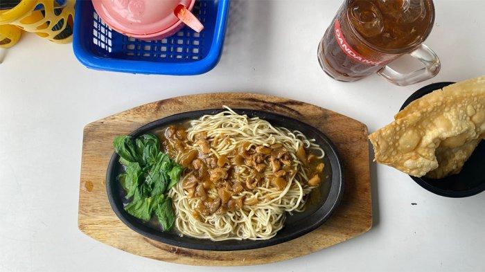 Mi Ayam Hotplate di Solo Disajikan Layaknya Steak, Bisa Makan Sambil ...