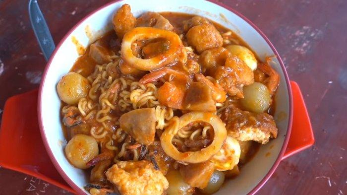 Seblak Enak dan Viral di Lembang, Punya Topping Komplit dari Tulang ...