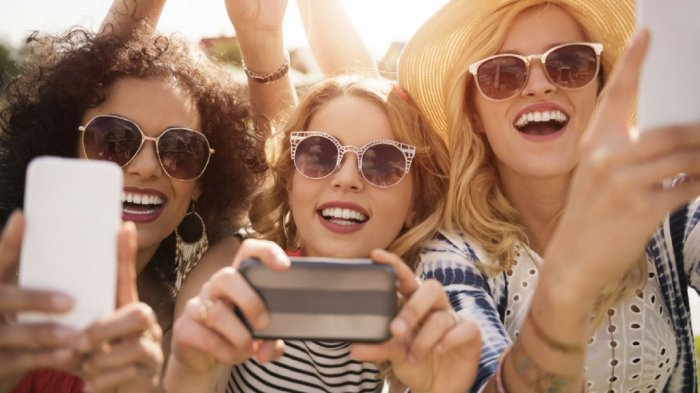 Dipercaya hingga Kini, Begini Asal Mula Mitos Larangan Foto Bertiga ...