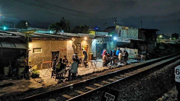 Kedai Kopi di Malang Ini Tawarkan Sensasi Unik Ngopi di Pinggir Rel ...
