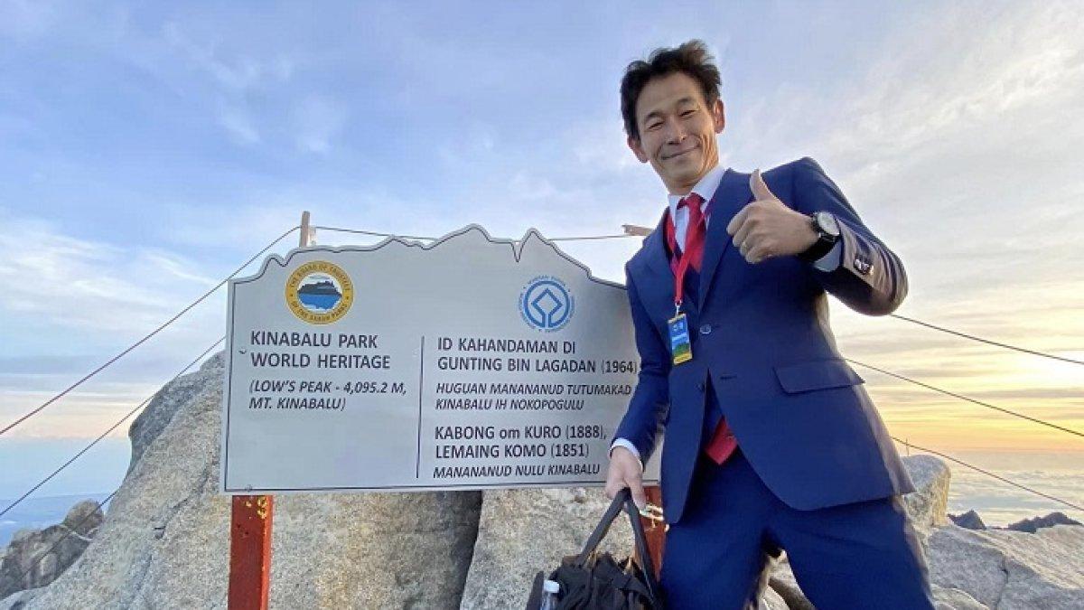 Pria Jepang Mendaki Gunung Kinabalu di Malaysia Pakai Setelan Jas Rapi ...