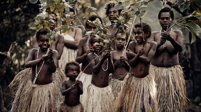 Hampir Punah! Ini 6 Suku Terasing di Dunia, Satu di Antaranya Ada di ...