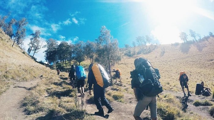 10 Meme Pendaki Gunung yang Jadi Bukti Proses Menuju Puncak Nggak ...