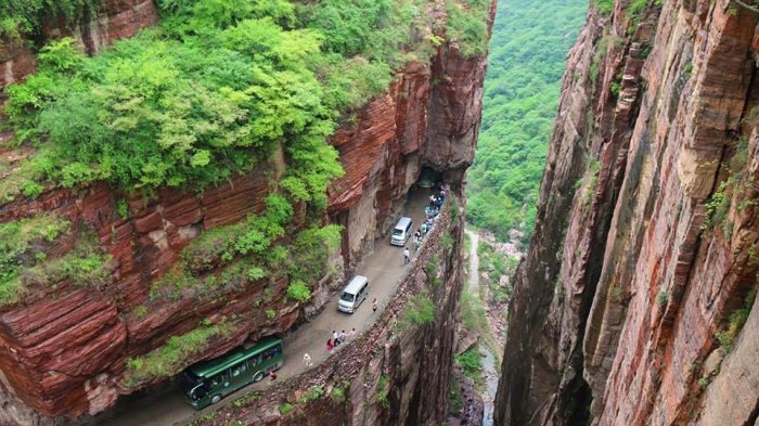 Berada di Tepi Jurang dan Berlika-liku Tajam, Inilah 7 Jalanan Paling ...