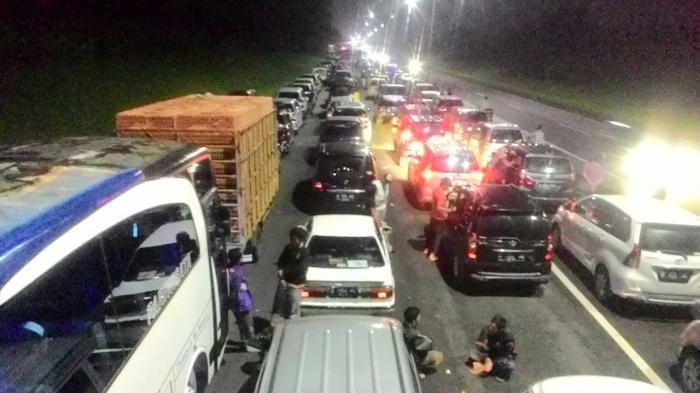 Tol Jagorawi - Terjebak Macet Berjam-jam, Beberapa Wanita Nekat Lakukan Hal Ini - Tribun Travel