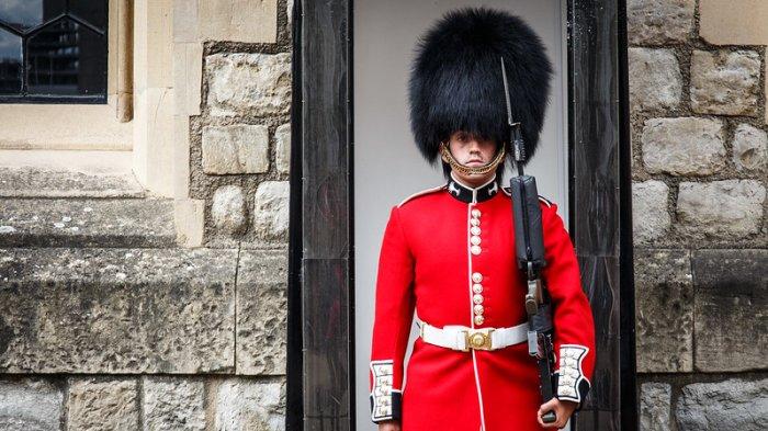 Fakta Unik Topi Pengawal Kerajaan Inggris, Talinya Dipasang di Bawah ...