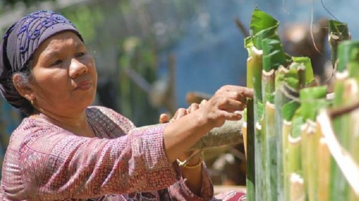 Melihat Proses Malamang, Tradisi Membuat Kudapan Ketan Pakai Bambu di ...