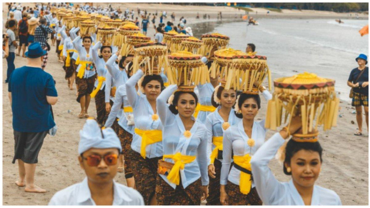 Ada Upacara Melasti, Pasangan Turis di Bali Ngamuk saat Disuruh Putar Balik - Tribun Travel