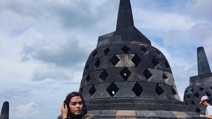 Vebby Palwinta - Unggah Pose Melamun Sendiri, Netizen Rindukan ...