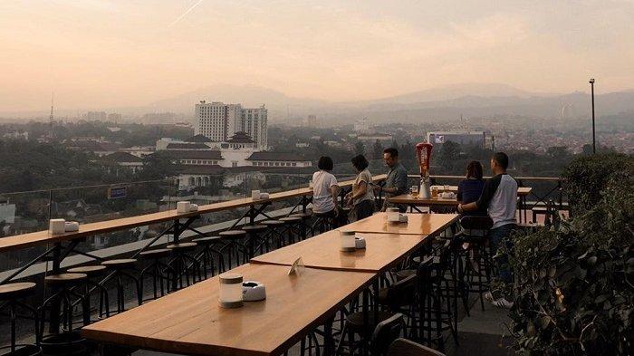 10 Tempat Makan Rooftop di Bandung Cocok untuk Liburan Akhir Pekan ...