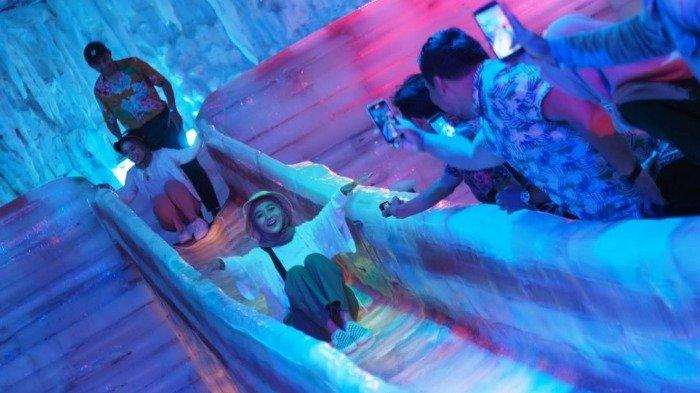 Harga Tiket Masuk Atlantis Land 2020, Bisa Keliling Istana Es ala ...