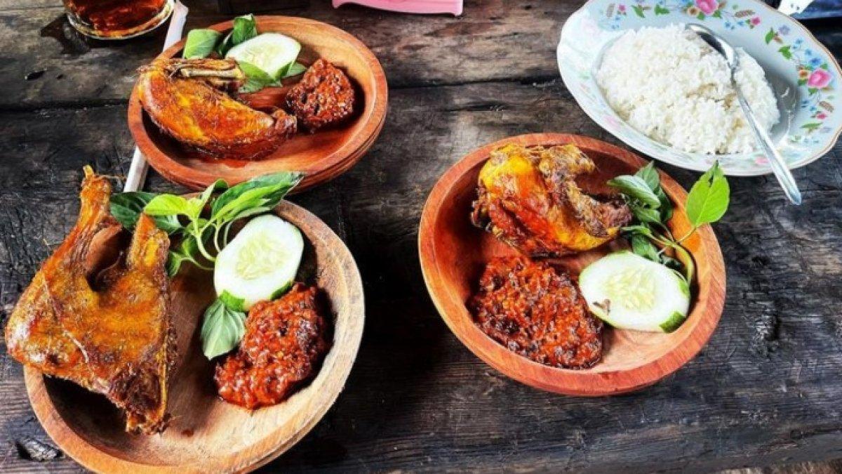 Waroeng Joglo Merah Putih, Tempat Makan Siang Enak di Surabaya yang ...