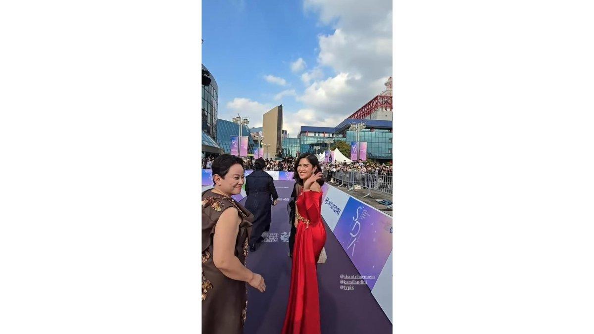 5 Potret Dian Sastro di Seoul International Drama Awards 2024, Gadis Kretek Juara Best Mini ...