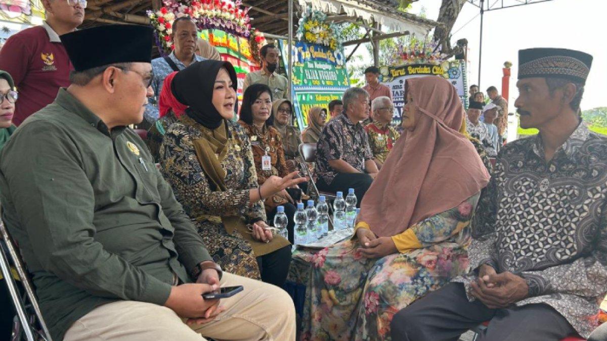 Beri Dukungan Moril, Bupati Klaten Sri Mulyani Peluk Ibu Fajar Nugroho ...