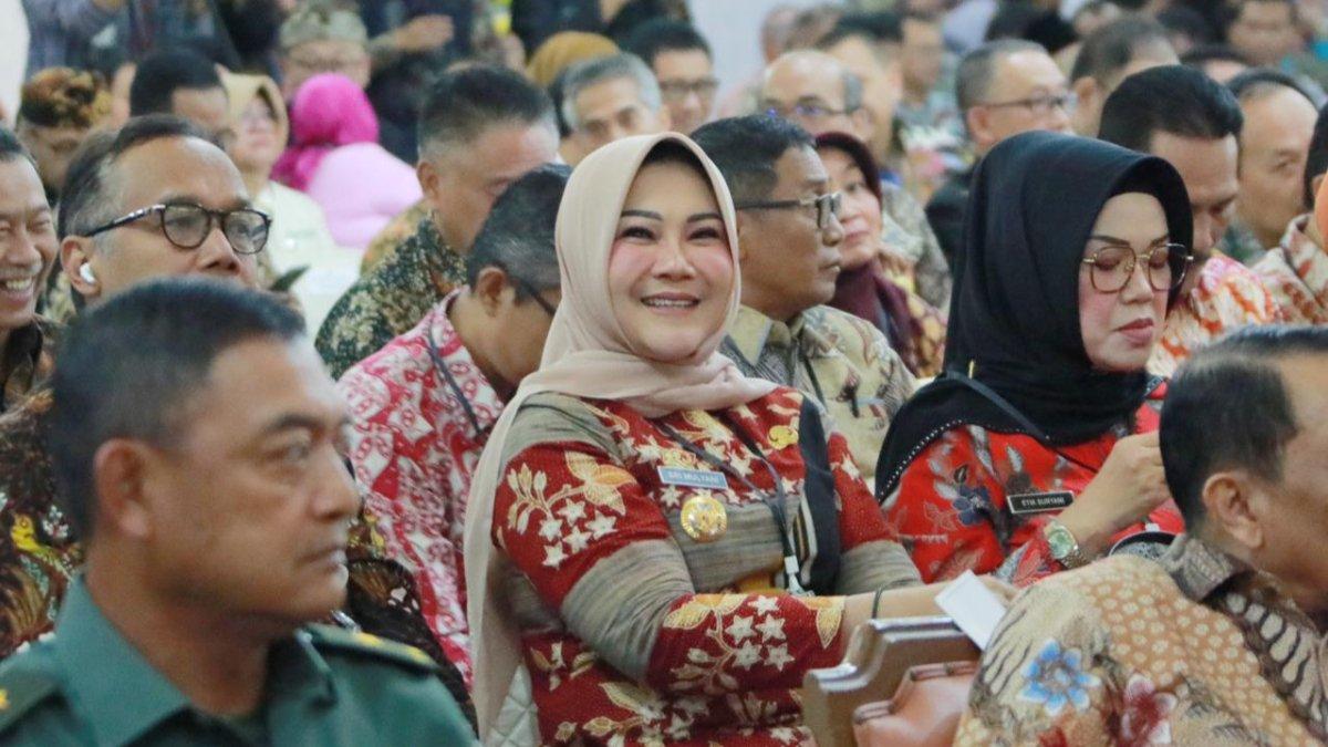 Respon Bupati Sri Mulyani, Wisatawan Ditegur Penyewa Tikar di OMAC ...