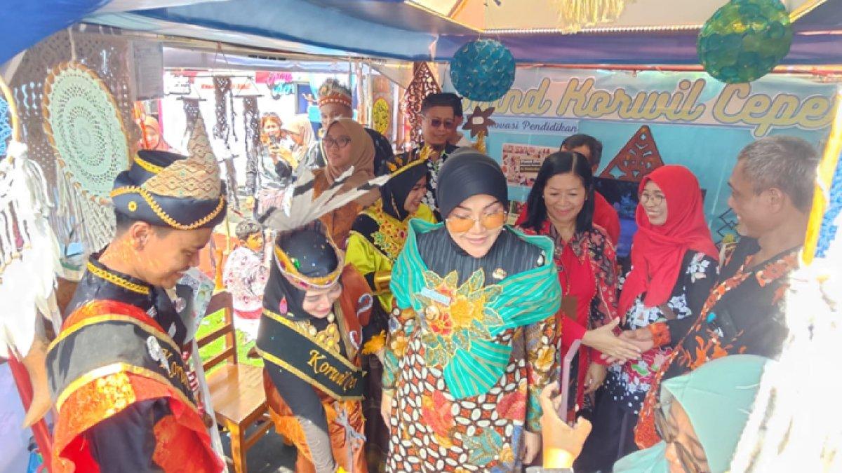 Senyum Lebar Bupati Klaten Sri Mulyani Kunjungi Stand Gebyar Inovasi ...