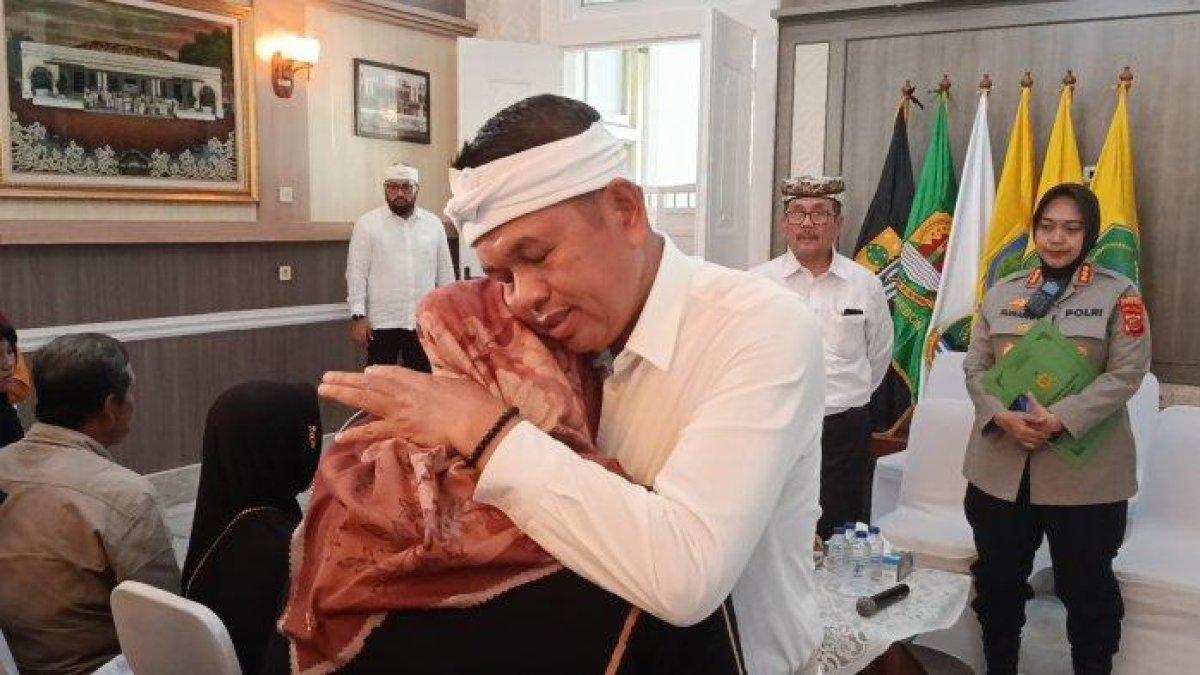 Dedi Mulyadi Temui Keluarga Korban Longsor Gunung Kuda Cirebon, Beri Rp50 Juta, Janjikan ...