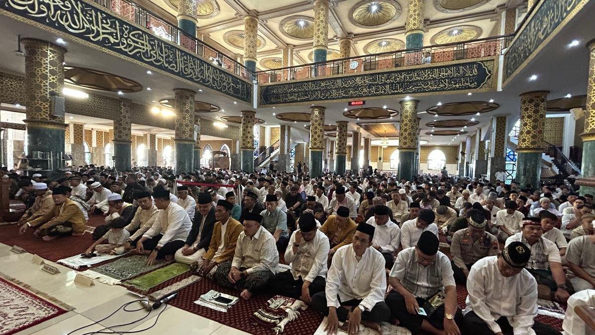 Momen Bupati-Wabup Hamenang-Benny Bersama Warga Klaten Salat Idul Adha ...