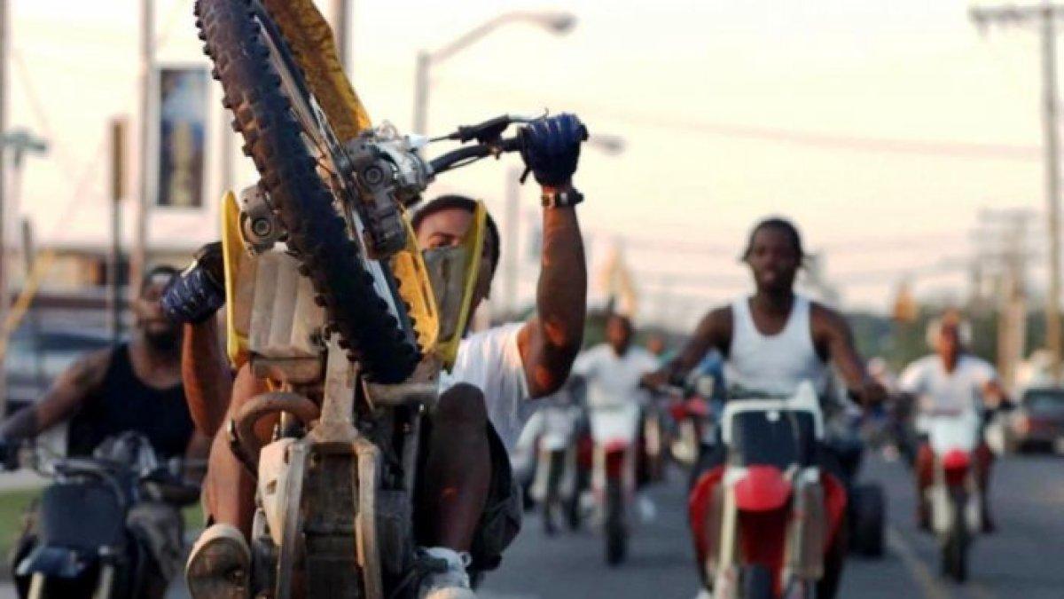 Biar Dibilang Keren, Remaja Nekat Freestyle Motor di Jalanan, Tabrak ...