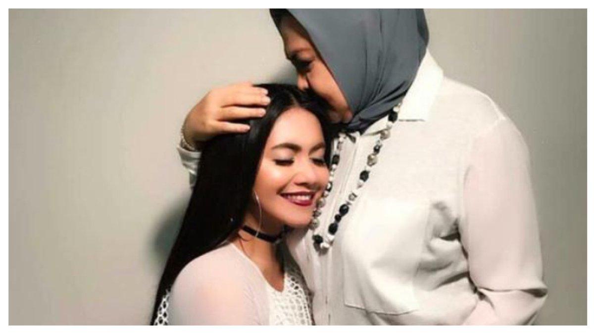 Mengenang Emilia Contessa, Ini 5 Potret Kedekatannya dengan Sang Anak ...
