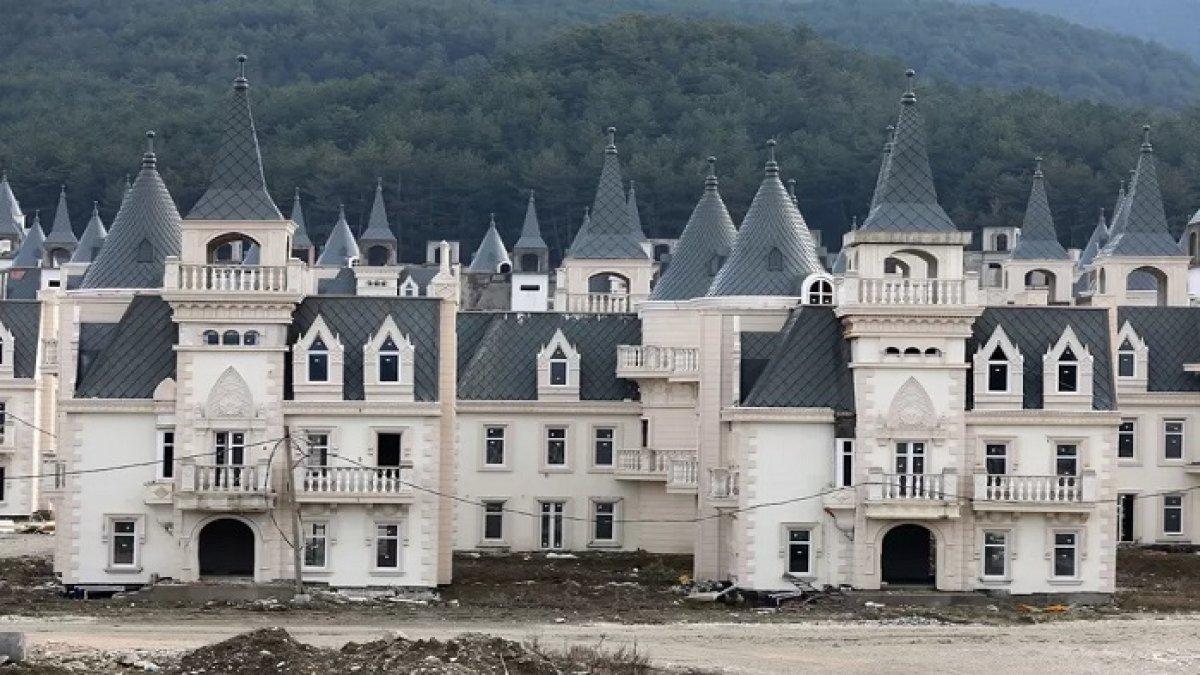 Potret & Penampakan Jika Disneyland Terbengkalai, Berderet Kastil ...