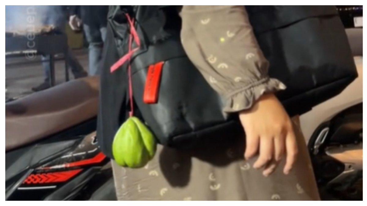 Viral Boneka Labu Bu, Wanita Ini Tak Malu Pakai Gantungan Tas dari ...